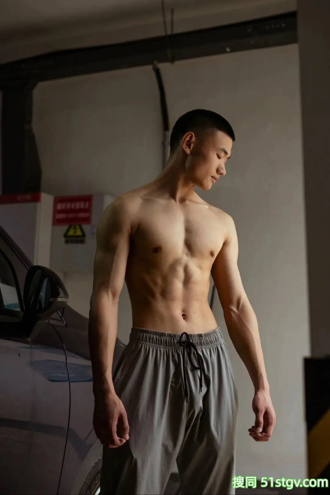 武汉穿灰裤子的寸头肌肉男大 帅哥图片 51虹马